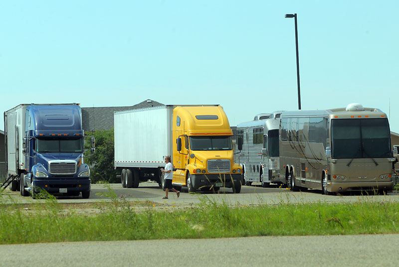 Neil Young stops by en route to Cypress River – Brandon Sun