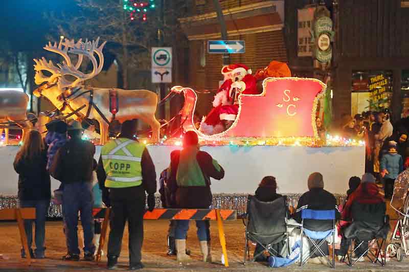 Thousands turn out for Santa parade – Brandon Sun
