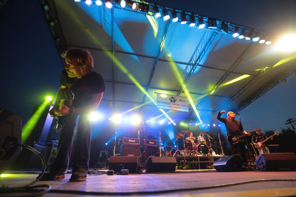 Record crowd rocks Fields – Brandon Sun