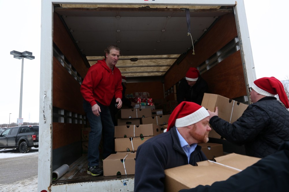 Maple Leaf donation helps Samaritan House – Brandon Sun