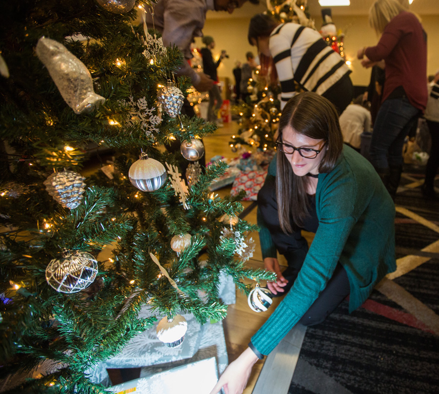 Teams descend on Christmas trees – Brandon Sun
