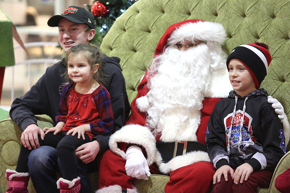 Santa visits with young fans – Brandon Sun