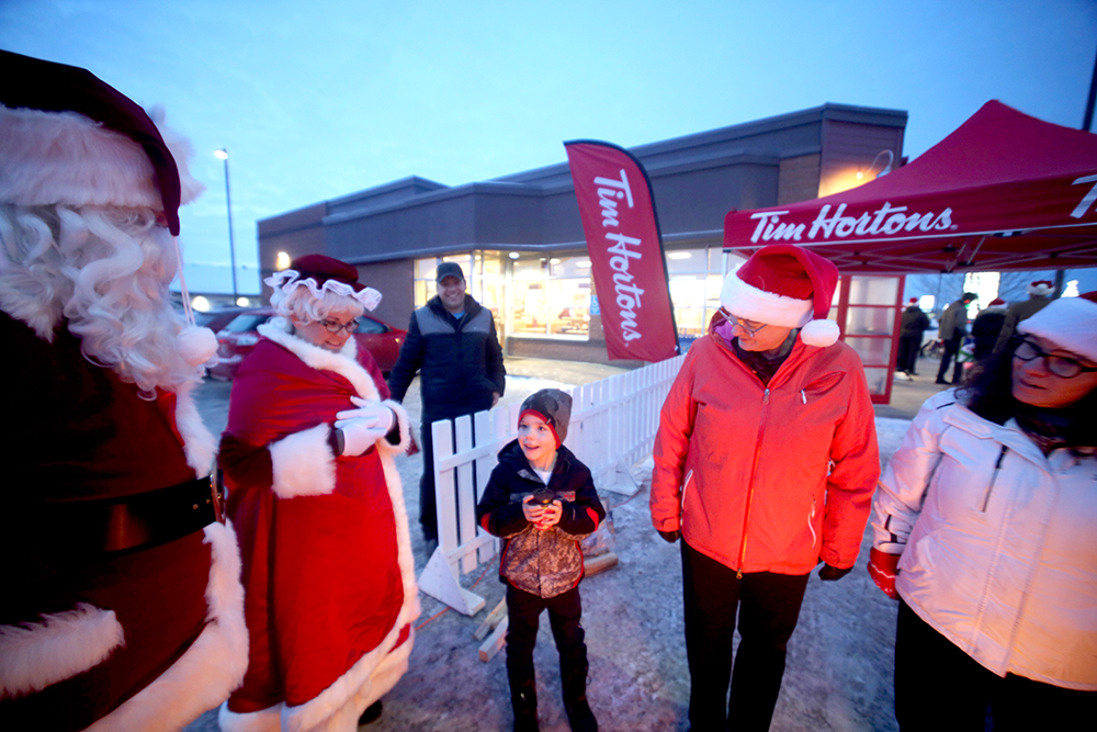 Tim Hortons holds early morning holiday party – Brandon Sun