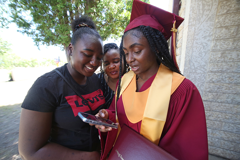 Crocus Plains rolls out red carpet – Brandon Sun