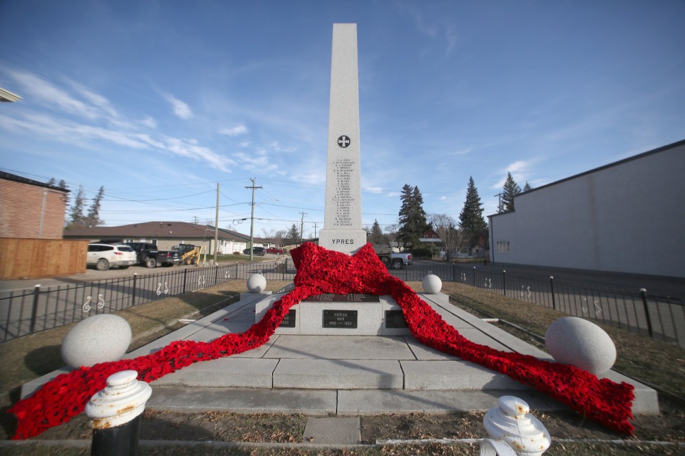 Thousands of poppies adorn cenotaph – Brandon Sun
