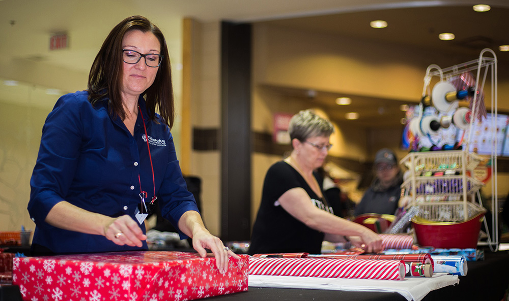 CNIB gift wrap on now – Brandon Sun