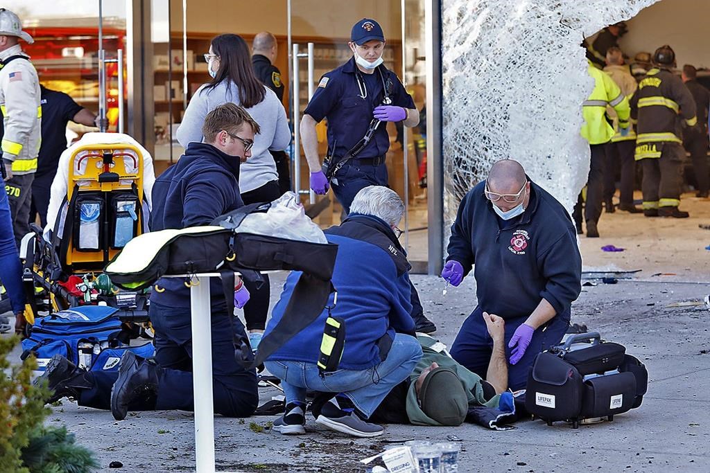 Official: 1 dead, 16 hurt when SUV crashes into Apple store – Brandon Sun
