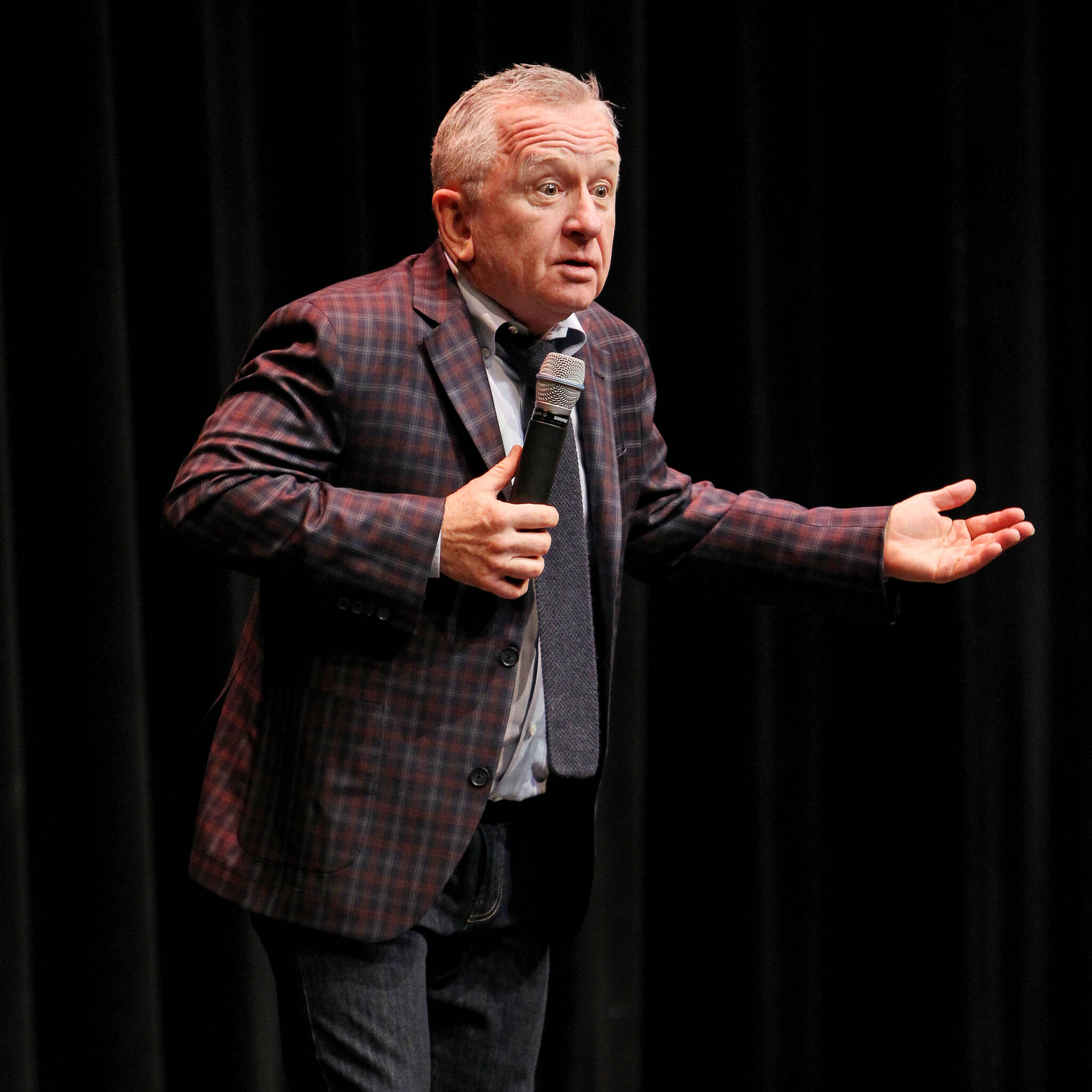 Touring Ron James eager to ‘lighten the load’ – Brandon Sun