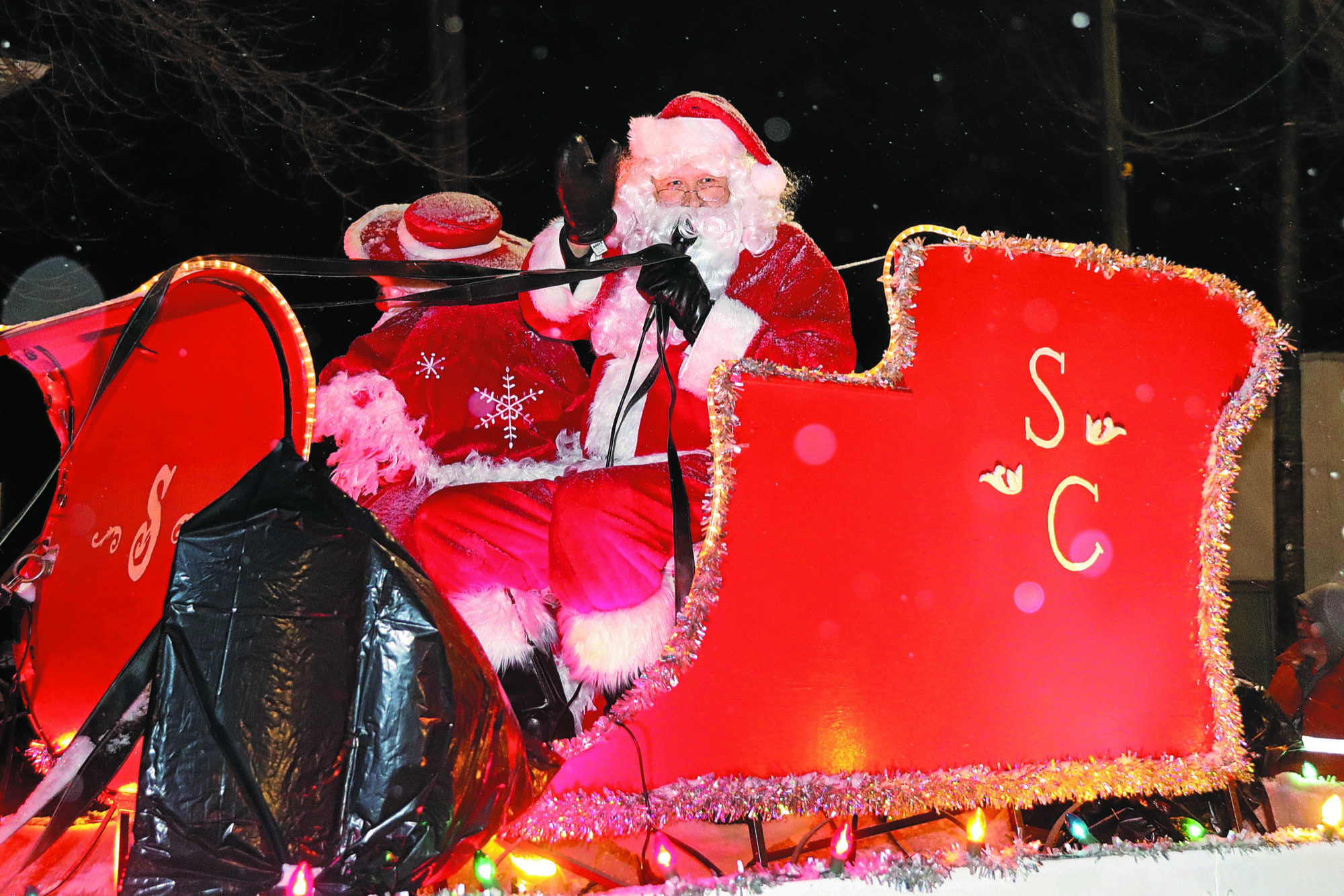 Santa Claus parade heralds start of Christmas season – Brandon Sun