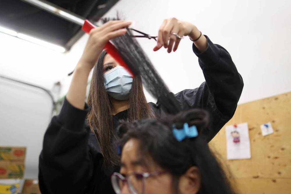 Students provide free haircuts – Brandon Sun