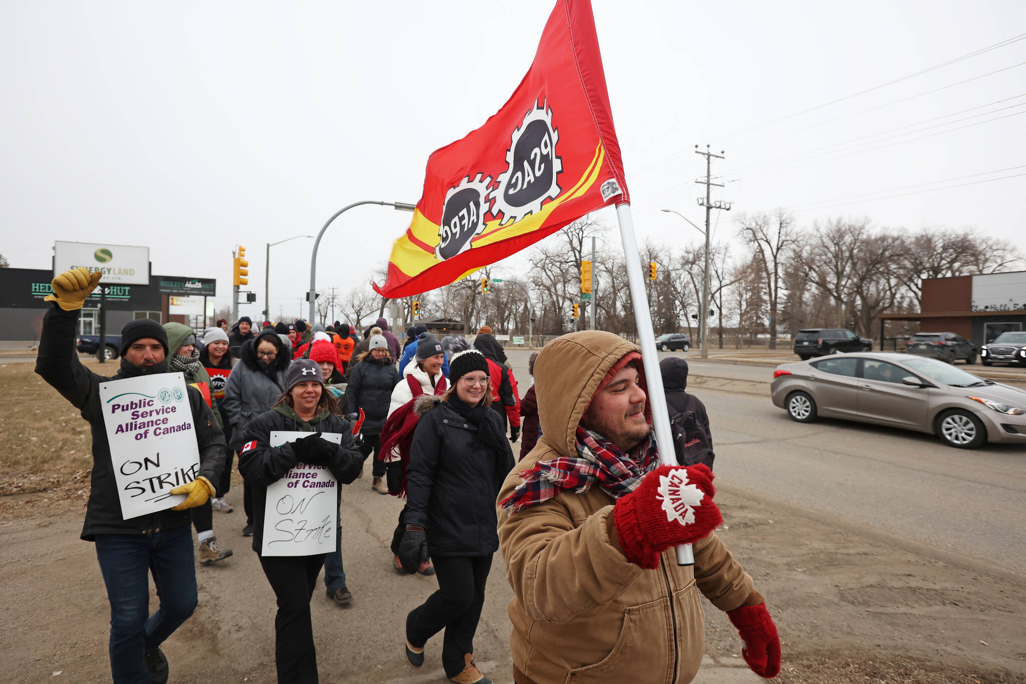 Federal workers hit picket line – Brandon Sun