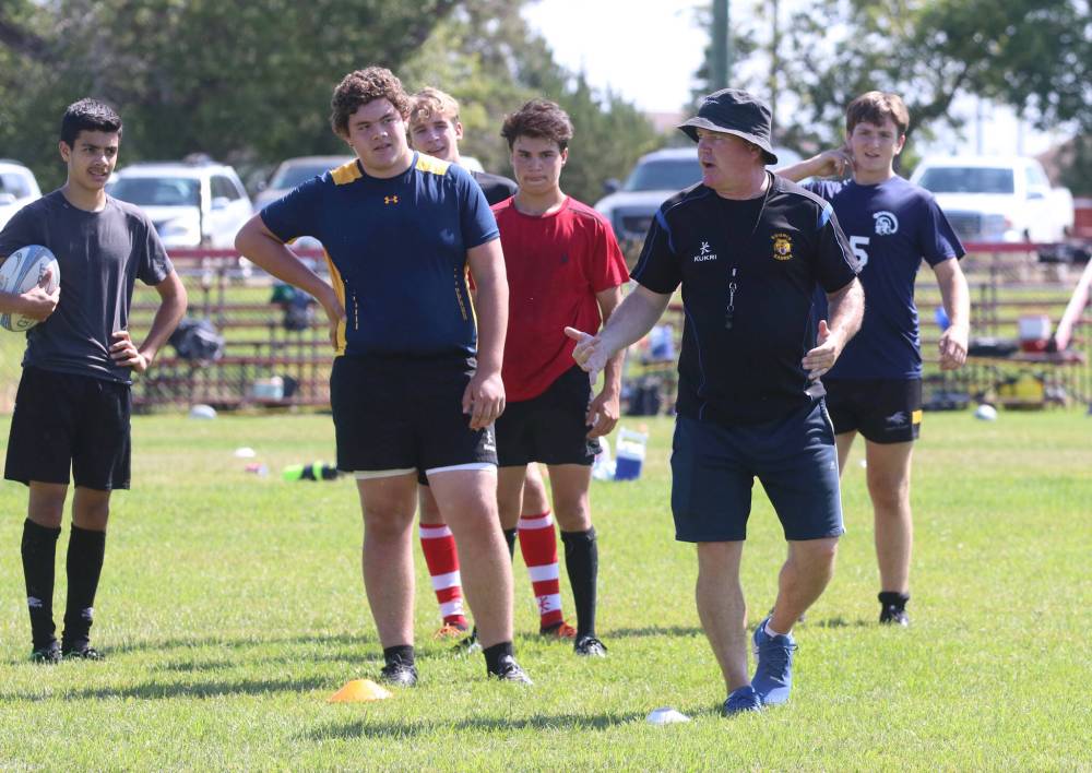 YONDER STANDS THE COACH – Brandon Sun