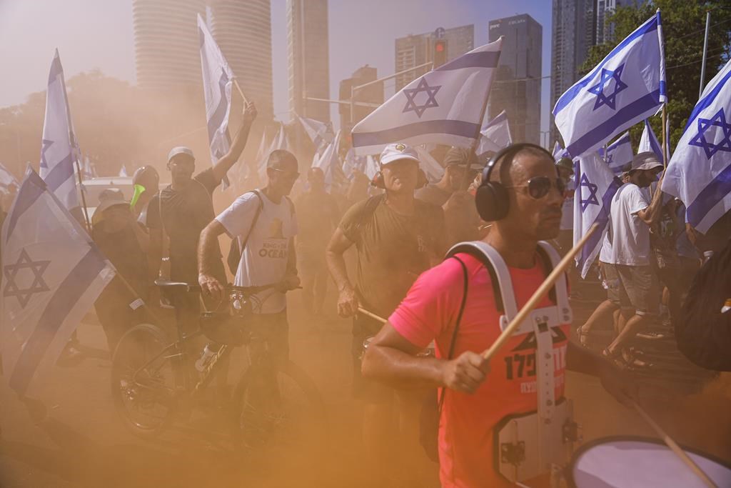 Israeli protesters block highways, train stations as Netanyahu moves ...
