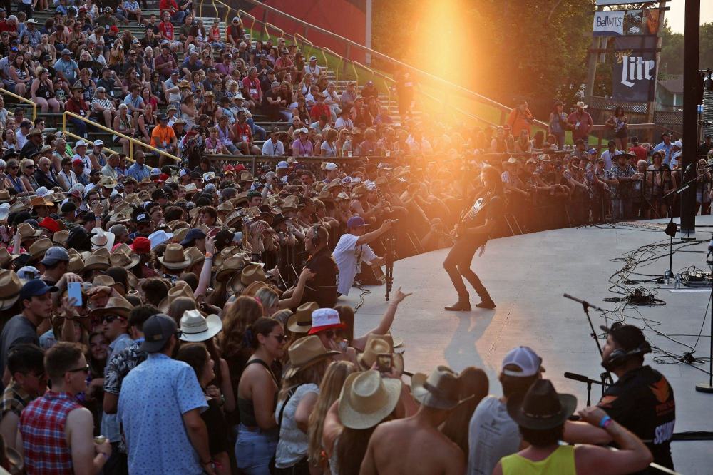 GALLERY: Hot night at Countryfest – Brandon Sun