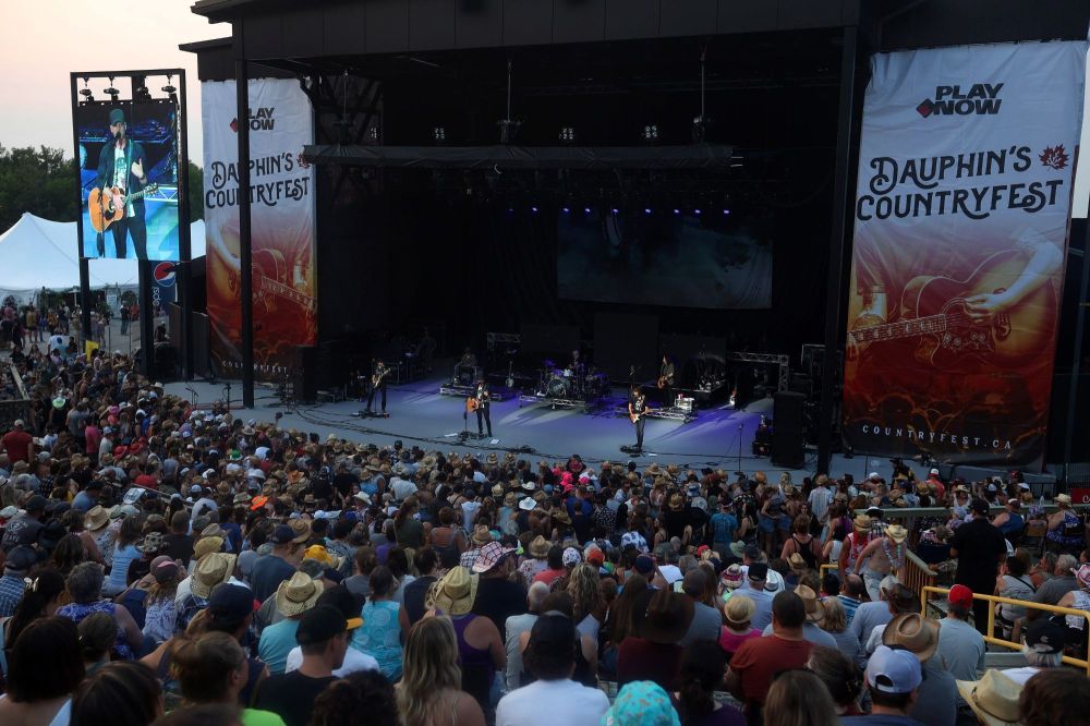 GALLERY: Hot night at Countryfest – Brandon Sun