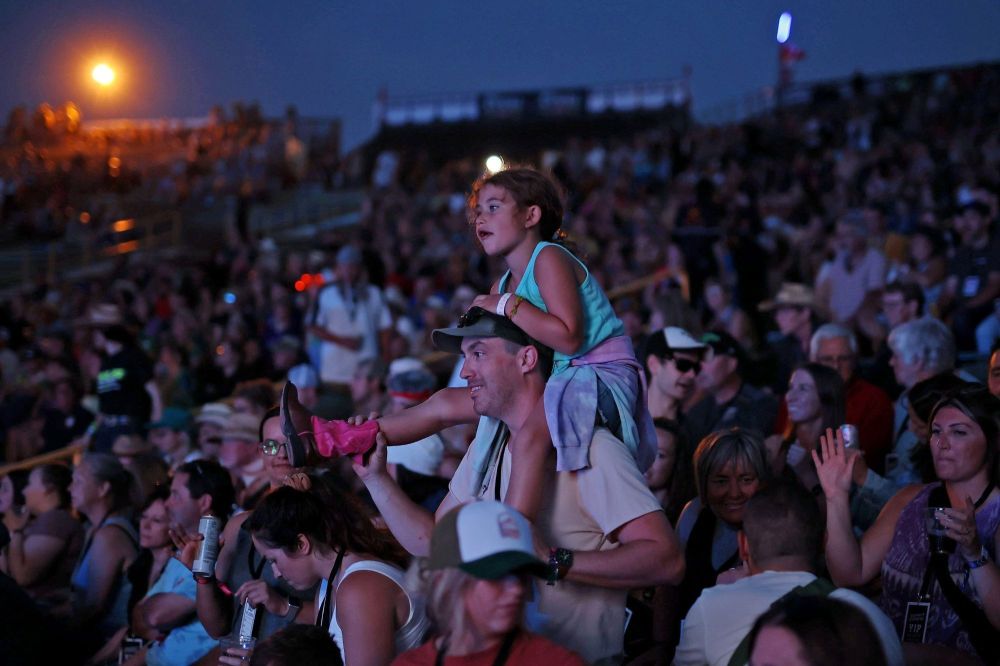 GALLERY: Hot night at Countryfest – Brandon Sun