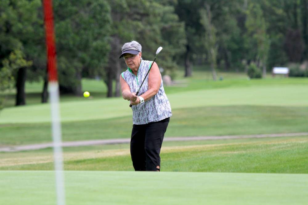 PHOTOS: SWINGIN’ IN THE RAIN – Brandon Sun