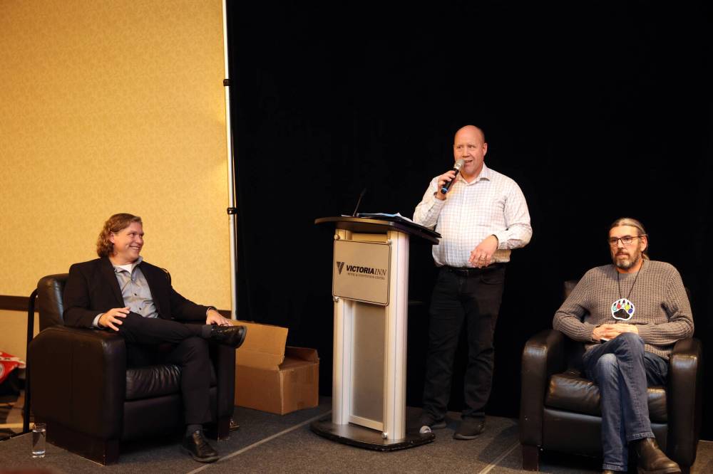 Mayor roasted at Crossing the Line fundraiser – Brandon Sun
