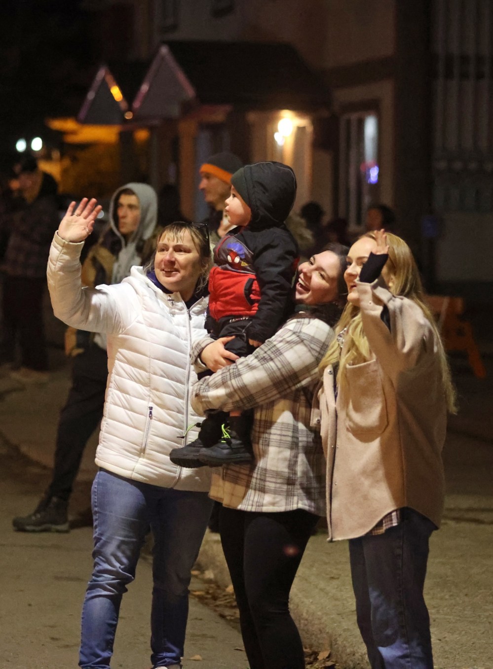 Brandon Santa Parade delights big crowds – Brandon Sun