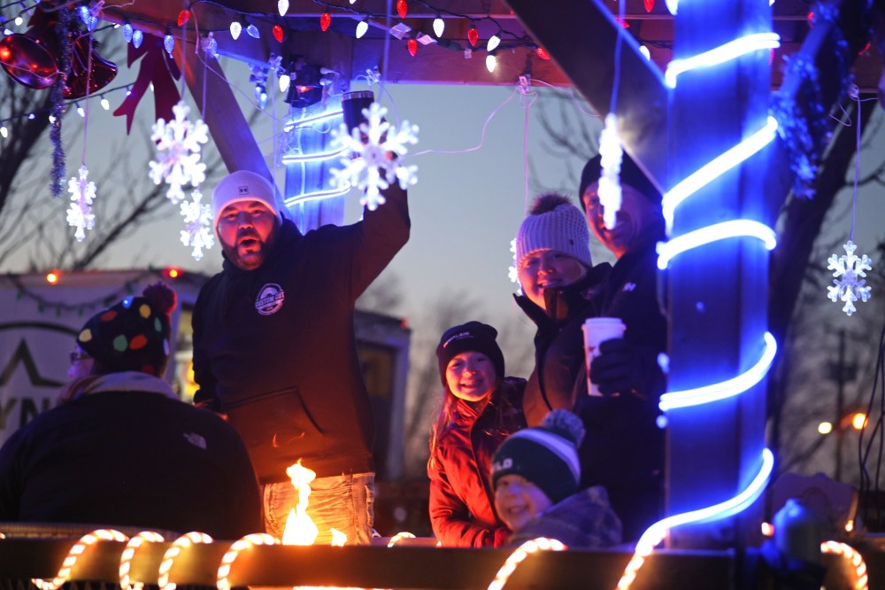 Brandon Santa Parade delights big crowds – Brandon Sun