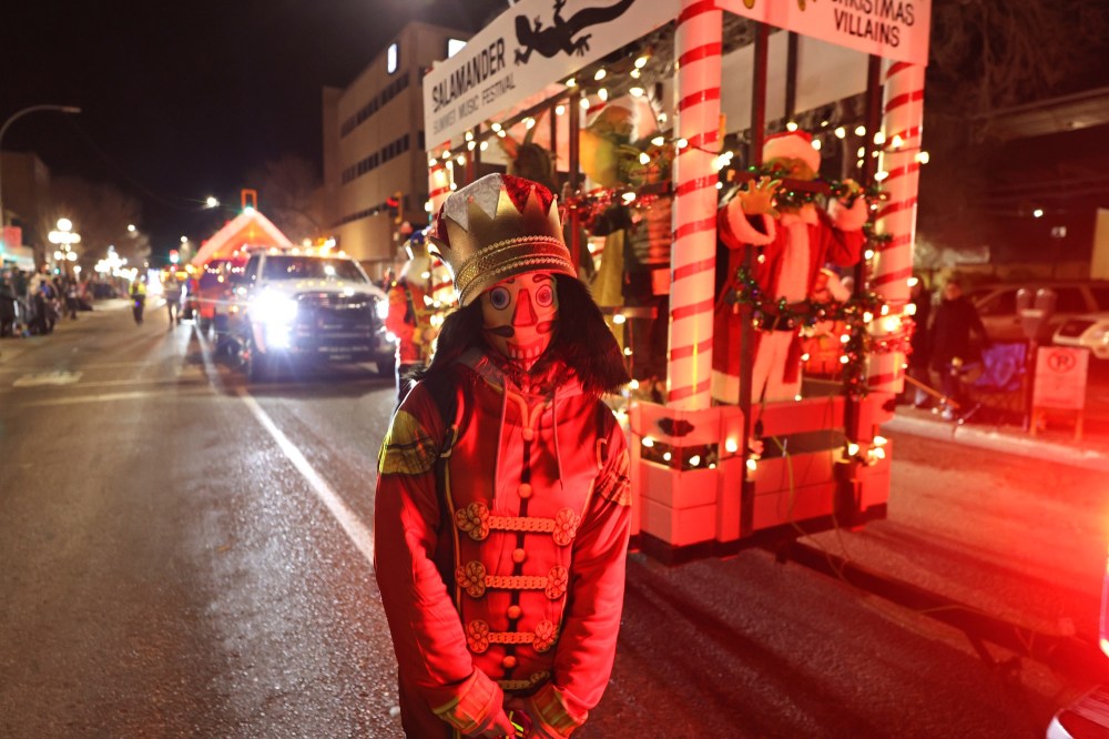 Brandon Santa Parade delights big crowds – Brandon Sun