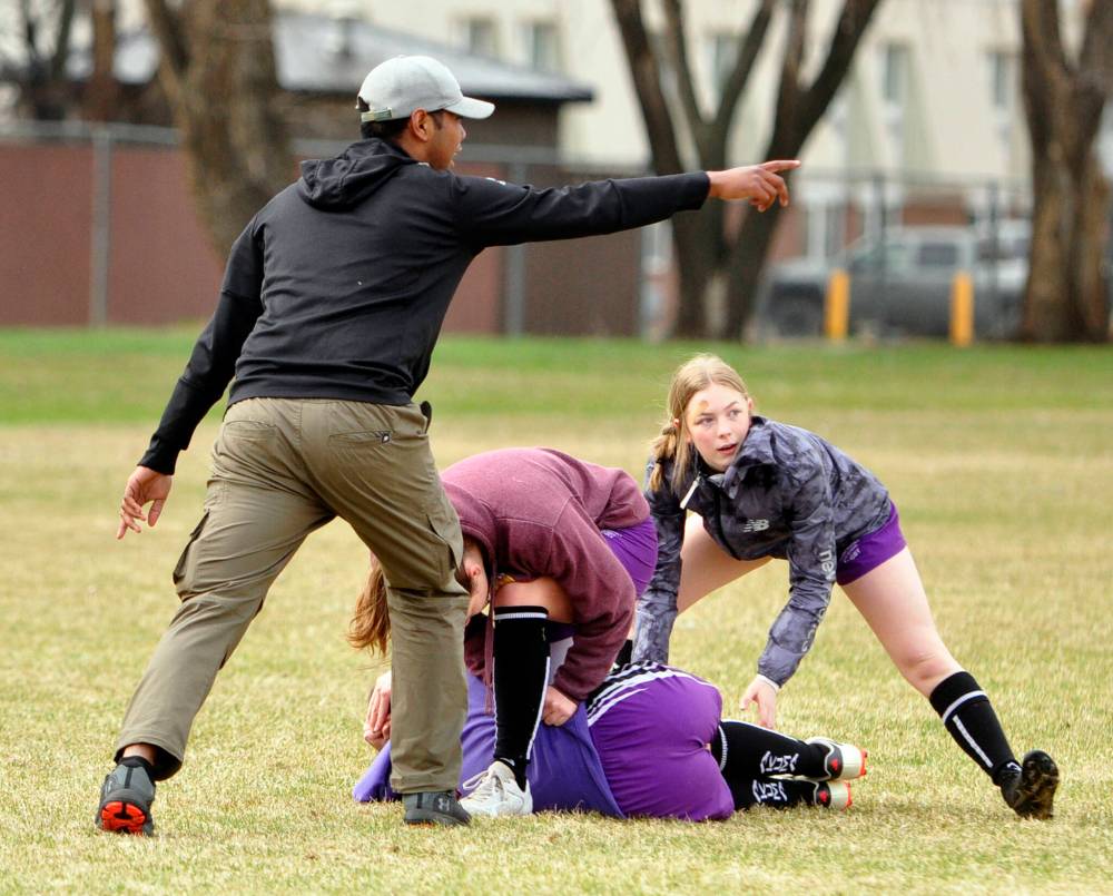 1RCHA soldier enjoys coaching Vincent Massey Vikings girls’ rugby ...