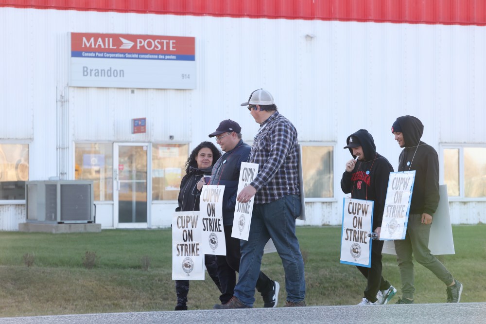 Postal strike creates barrier for business, Ruston says – Brandon Sun