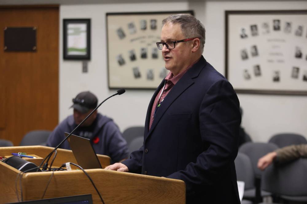 Old Sportsplex boards removed – Brandon Sun