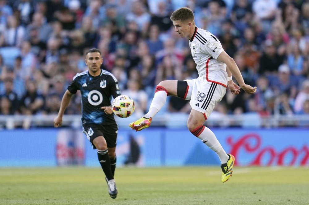 Canadian midfielder Liam Fraser signs with Crawley Town of England’s ...