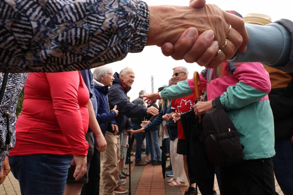 Handshake brings hundreds together – Brandon Sun