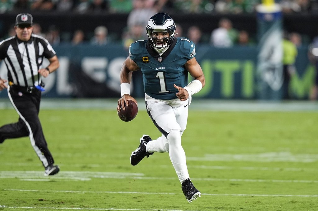 Defending champion Eagles edge Cowboys 24-20 in wild, lightning-delayed ...