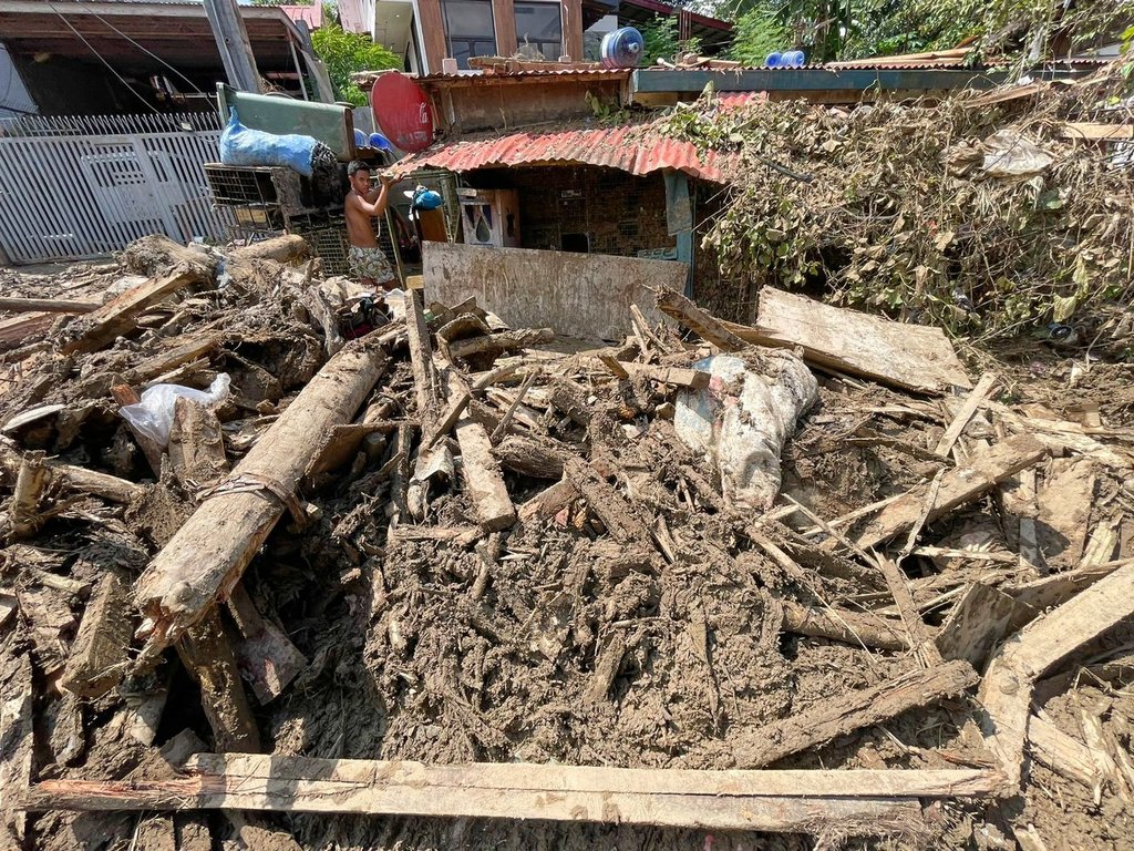 Super Typhoon Fung-wong slams into Philippines, killing 2 and ...