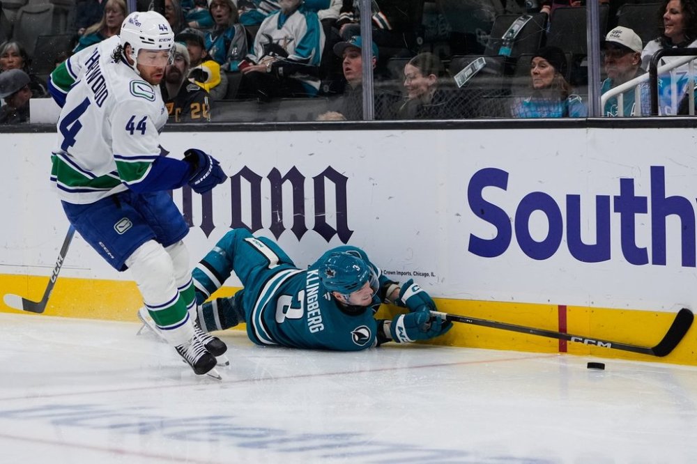 Will Smith scores as the Sharks edge the Canucks 3-2 – Brandon Sun