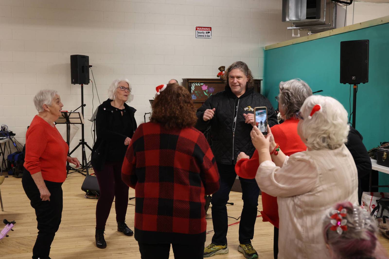 Holiday music brings cheer to Helping Hands – Brandon Sun