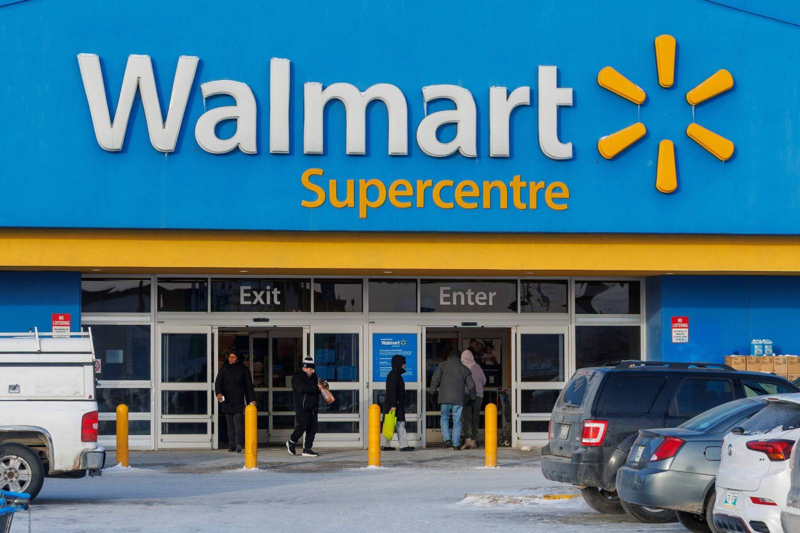 Fire extinguisher attack escalates to stabbings at Winnipeg Walmart ...