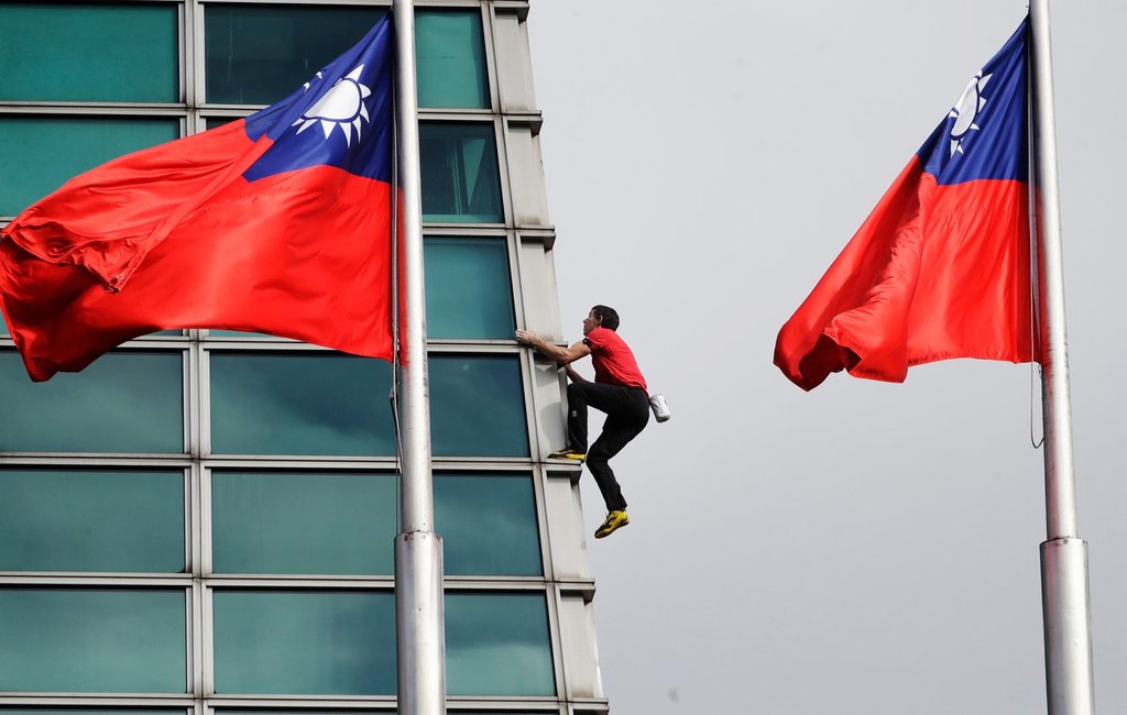 American rock climber Alex Honnold reaches top of Taipei 101 skyscraper ...
